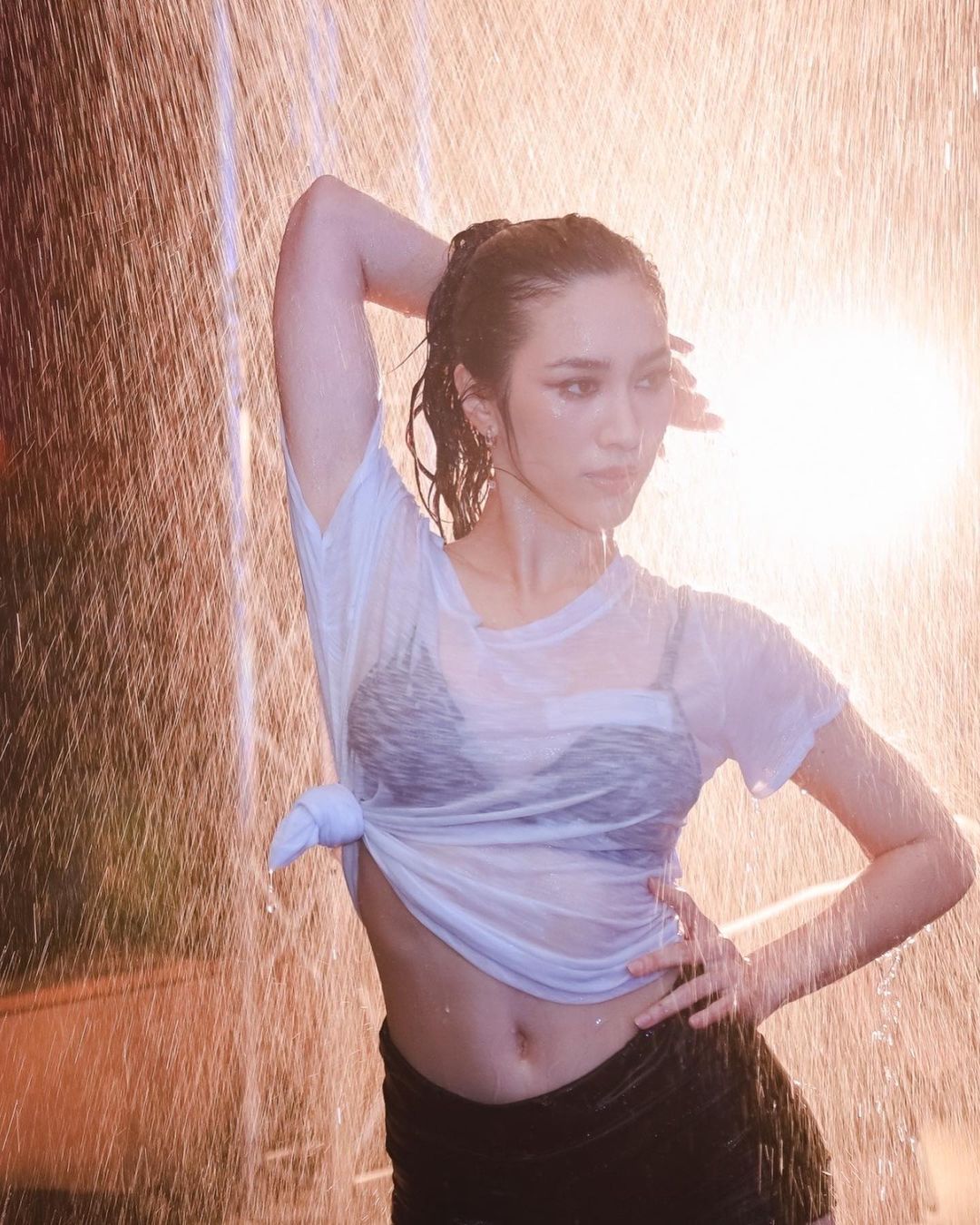 ใจสั่นไม่ไหว "พลอย" สวมเสื้อขาวแดนซ์กลางสายน้ำ เย้ายวนใจ