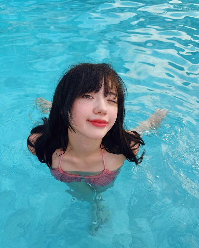 หูยยย "นักร้องสาว" นุ่งบิกินี่ทูพีช ต้อนรับซัมเมอร์