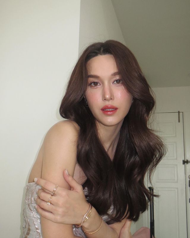 แทบลืมมองหน้า! นางเอกสุดฮอต สวมชุดแหวกอกลึก ขยี้ใจสุดๆ