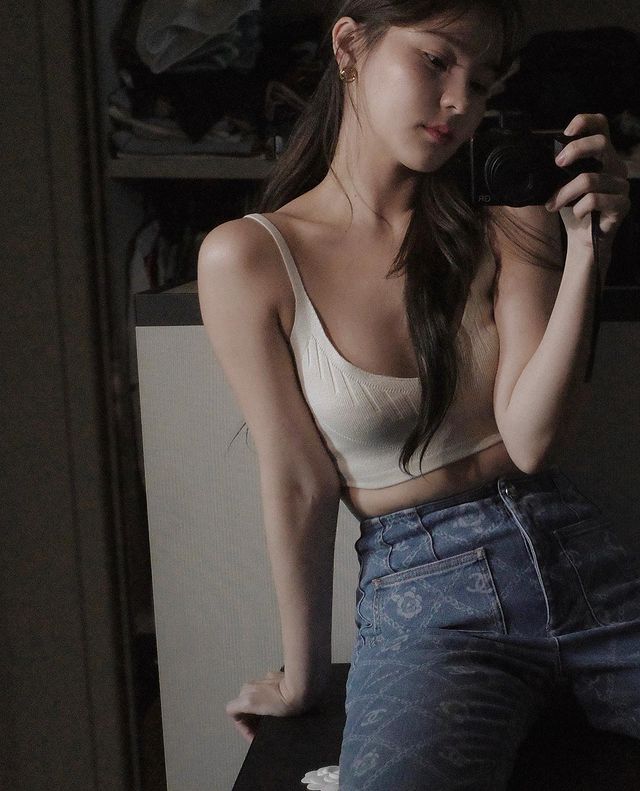 นานทีปีหน "ออม สุชาร์" เปิดโหมดเผ็ดร้อน สวมเสื้อตัวจิ๋ว มีความซ่อนรูปไม่เบา