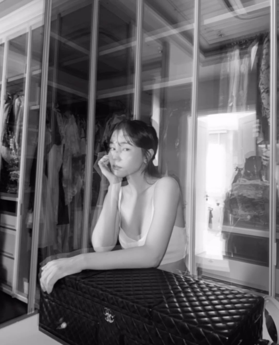 นานทีปีหน "ออม สุชาร์" เปิดโหมดเผ็ดร้อน สวมเสื้อตัวจิ๋ว มีความซ่อนรูปไม่เบา