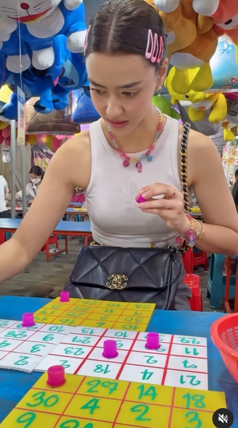 เผยภาพ "อแมนด้า" แต่งตัวชิลๆเที่ยวงานวัด แต่ความสวยโดดเด่นเข้าตามาก